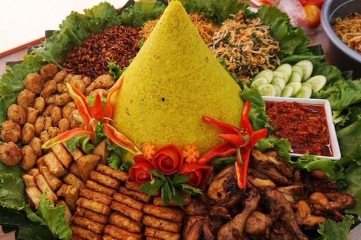 Makna Tradisi Tumpengan untuk Masyarakat Indonesia - Muffingraphics.com
